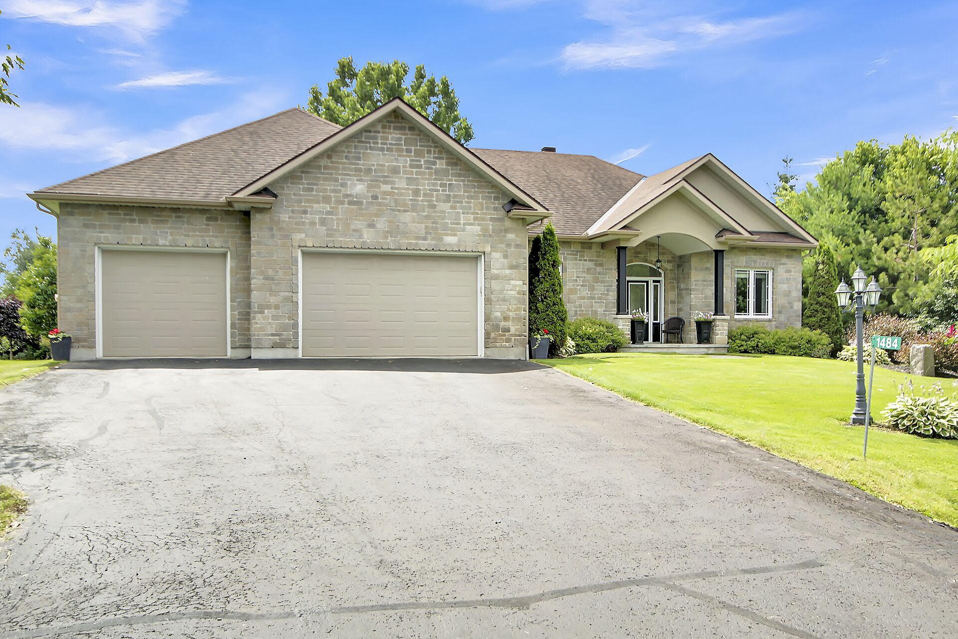 Virtual tour of 1484 Cobe Terrace, Kars, Ontario, K0A 2E0