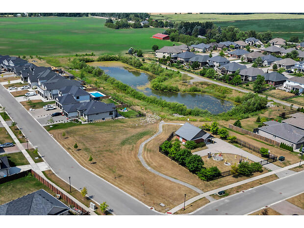 Virtual tour of 102 Timberwalk Trail, Ilderton, Ontario, N0M 2A0