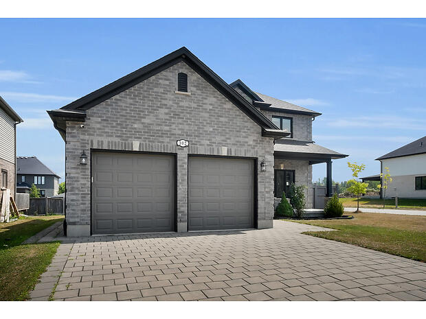Virtual tour of 102 Timberwalk Trail, Ilderton, Ontario, N0M 2A0