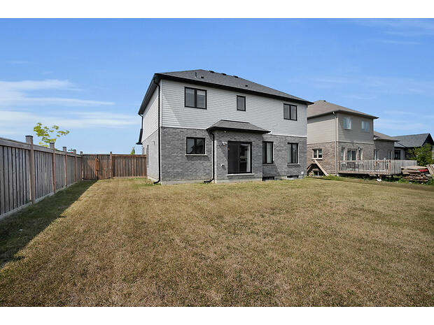 Virtual tour of 102 Timberwalk Trail, Ilderton, Ontario, N0M 2A0