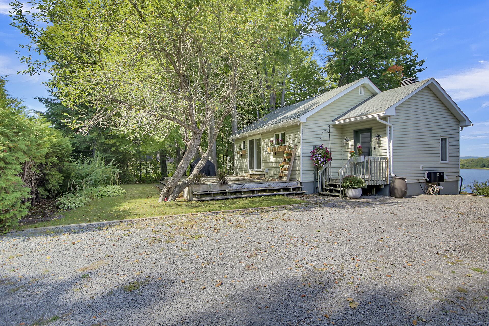 Virtual tour of 300 Riverwood Drive, Constance Bay, Ontario, K0A 3M0