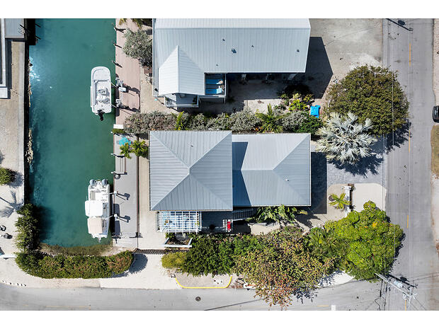 Virtual tour of 27372 W Indies Dr, Ramrod Key, Florida, 33042