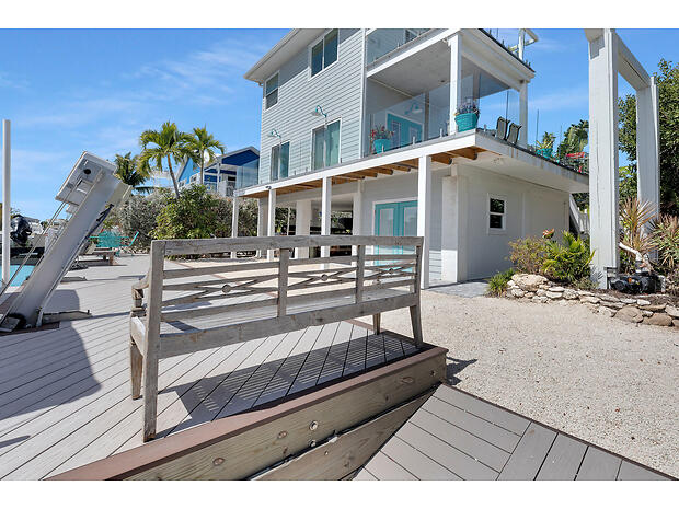 Virtual tour of 27372 W Indies Dr, Ramrod Key, Florida, 33042