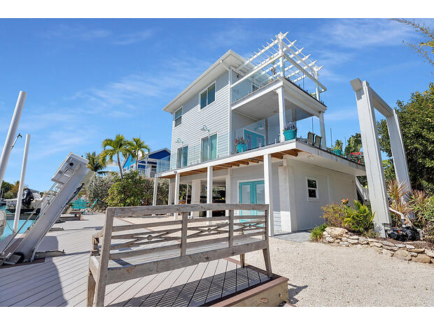 Virtual tour of 27372 W Indies Dr, Ramrod Key, Florida, 33042