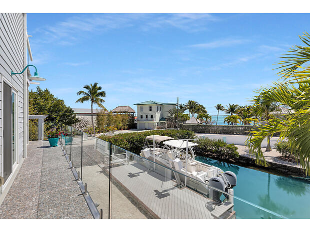 Virtual tour of 27372 W Indies Dr, Ramrod Key, Florida, 33042